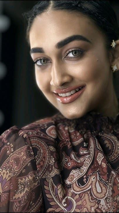 ලස්සනම නිලි කෙල්ලක් වගේම සූරුපි ගුවන් සේවිකාවක් වන ඇය ~ 😍🌸🥰 Shorts Srilanka Actress Youtube