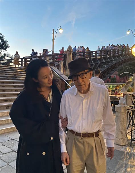 梦幻联动！李梦晒与著名导演伍迪艾伦同框合影 搜狐大视野 搜狐新闻