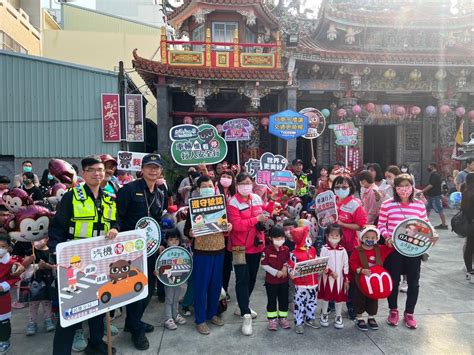 民雄分局 【聖誕送愛交通好佳音、雄警交安宣導向下紮根】