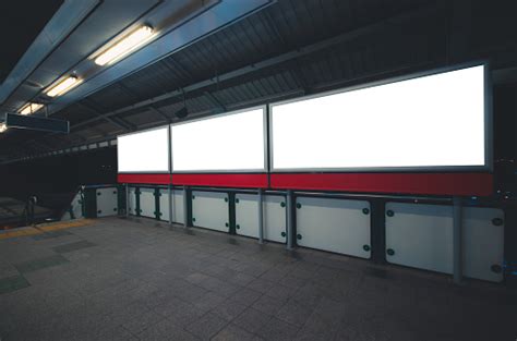 3 개의 큰 빈 빌보드 백색 Led 화면 수평 지 하 디스플레이 광고 텍스트 템플릿 승진 새로운 브랜드 실내 훈련 관점에서