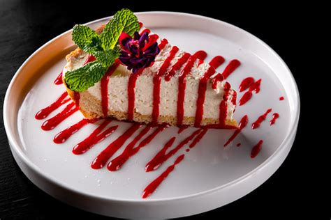 검은 나무 테이블 배경에 접시에 제공되는 딸기 치즈 케이크 0명에 대한 스톡 사진 및 기타 이미지 0명 검은색 과일 Istock