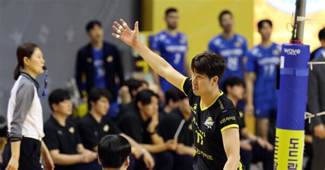 블로킹 성공 기뻐하는 박상하