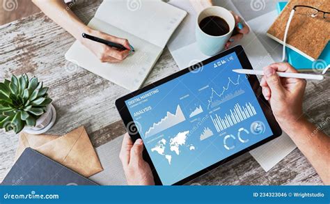 Painel De Estratégia De Marketing Digital Na Tela Foto de Stock