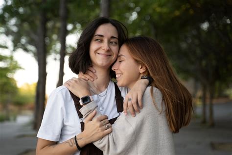 Lesbisches Paar Verbringt Zeit Zusammen Im Freien Kostenlose Foto