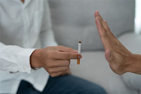 금연 남자는 담배를 피우고 거절하고 거부하고 담배를 피우고 아니오라고 말하십시오 세계 담배의 날 약물 폐암 폐기종 폐 질환 마약 니코틴 효과 2명에 대한 스톡 사진 및 기타