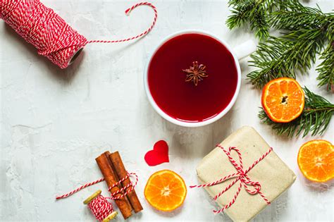 향신료와 테이블에 선물 Mulled 와인 새해 복 많이 받으세요 상위 뷰 가문비나무에 대한 스톡 사진 및 기타 이미지 가문비