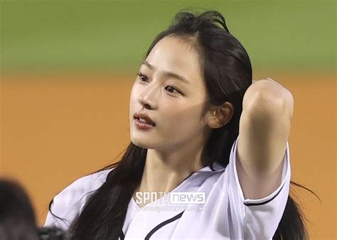 뉴진스 민지 와일드카드 1차전 시구 방송 연예 꾸르