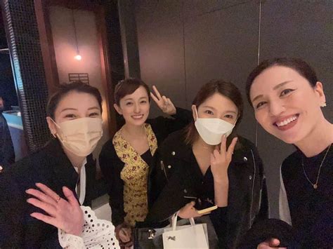 瀬奈じゅんさんのインスタグラム写真 瀬奈じゅんinstagram 「⁡ ⁡ あきらとランチデート。 ⁡ 待ち合わせでお店の前にいたら、中から見覚えのある美女達が…… ⁡ あひちゃん