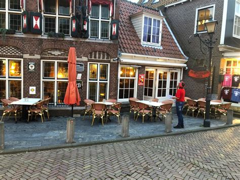Iconisch Hotel Spaander In Volendam Zet Na Maandenlange Sluiting Deur Weer Op Een Kier