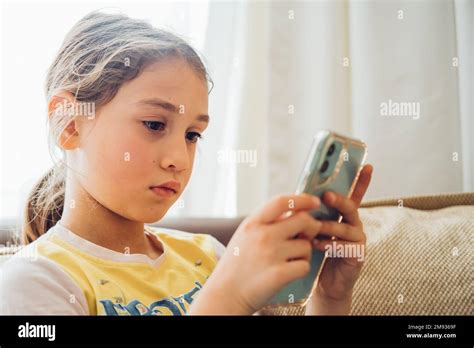 Süßes Kleines Mädchen Das Technologie Gerät Benutzt Sitzt Auf Dem