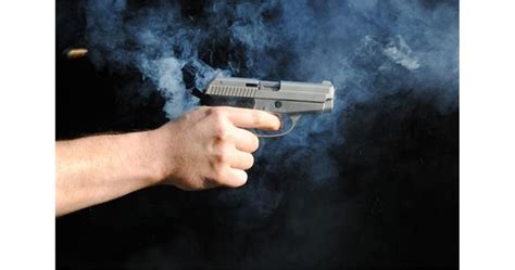 Мъж плаши жена с пистолет