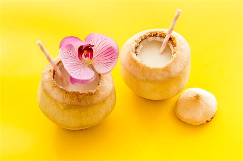 밀짚과 오키드 플라워를 곁들인 생 코코넛 워터 또는 우유 위 보기 0명에 대한 스톡 사진 및 기타 이미지 0명 건강한 식생활 견과 Istock