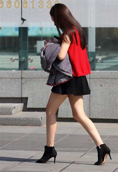 街拍：極品長腿美女馬路邊上玩手機聊天，準備見網友。 每日頭條