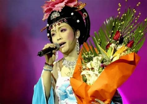 李玉刚直播不说话，演出坐轮椅，他怎么了？年轻时他还跳河轻生网友进行了京剧