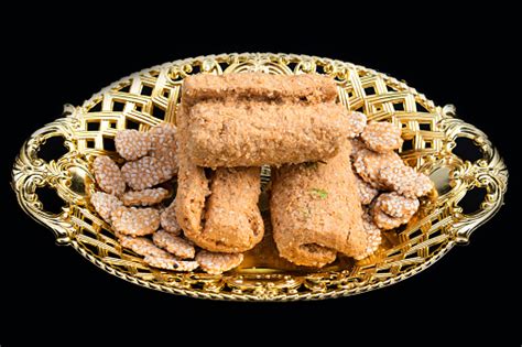 인도 스위트 틸 구르 구르 케 카스타 롤스 가자크 또는 가자크 레와리 틸쿠트는 틸굴 카주 바담 구드 피스타 구르 땅콩 문팔리로 만들어집니다 마카르 산크란티와 로리에서 즐기는