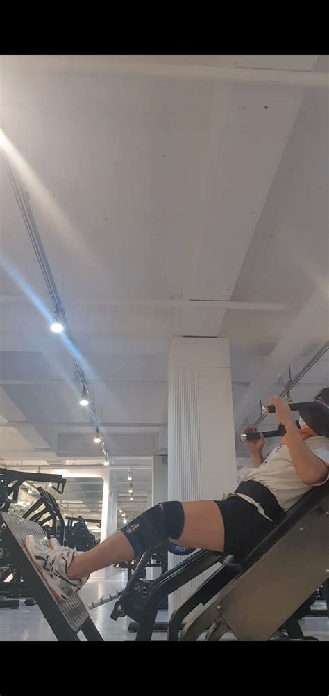 핵스쿼트 자세 몬스터짐