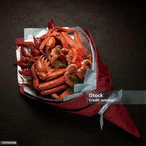 검은 배경에 꽃다발의 형태로 해산물의 아름다운 특이한 포장 게 해산물에 대한 스톡 사진 및 기타 이미지 게 해산물 배경 주제 0명 Istock