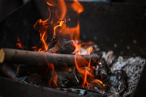 나무의 컷에서 붉은 불꽃 금속 화로 안쪽에 짙은 회색의 석탄 밝은 노란 불꽃에 화로 장작 굽기 불의 불꽃 케밥 요리 준비 0명에