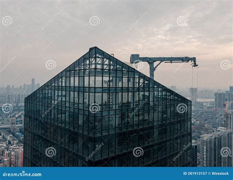Un Edificio De Una Ciudad Con Grandes Ventanas Que Dan A Un Rascacielos Fotografía Editorial