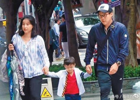 郭晶晶霍啟剛打扮低調逛中環兒子霍中曦不時用爸媽的手玩盪鞦韆幸福的一家子 每日頭條
