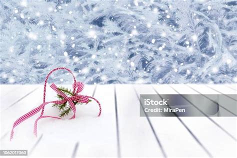 나무의 겨울 풍경에서 빈 공간을 가진 눈송이의 전체 테이블에 빨간색 리본을 가진 빨간 크리스마스 마음 눈으로 덮여 0명에 대한 스톡 사진 및 기타 이미지 Istock