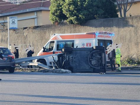 Messina Auto Si Ribalta Sul Viale Giostra