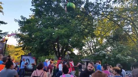 La dramática caída de una adolescente en el parque de diversiones Six Flags Infobae