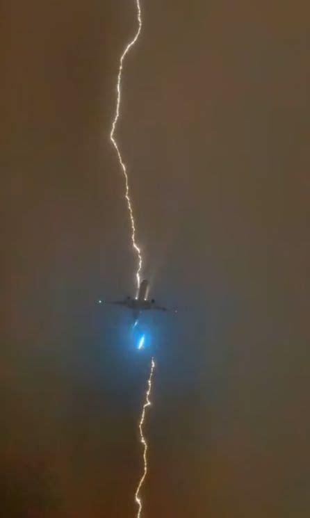 Shocking Encounter Huge Lightning Strike Hits Boeing 777 With 400