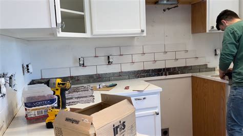 Как кладут плитку на кухне в Америке Ремонт подходит к концу Наконец то 😊 Youtube