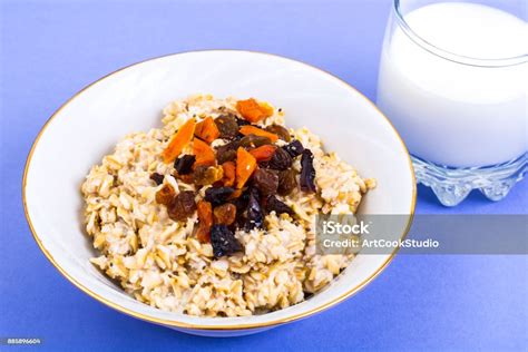 건강 및 다이어트 음식입니다 오트밀 건포도 말린된 살구 자 두 및 밝은 배경에 Chia 씨앗 0명에 대한 스톡 사진 및 기타