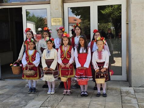 Лазарки от Крушовица посетиха Община Мизия снимки