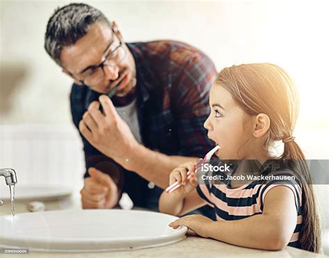 아이 아빠 욕실에서 양치질 유대감 청소 치과 위생 구강 건강 또는 가족 관리 가정 교육 및 학습을 위한 건강한 치아를 위한 아빠