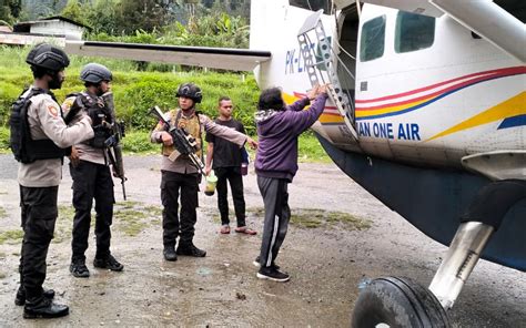 Pesawat Asia One Air Ditembaki KKB
