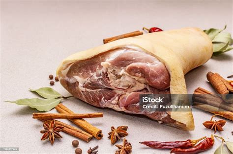 원시 돼지 고기 호크 너클 또는 다리 에이스빈의 전통 성분 신선한 고기 마른 향신료 및 야채 0명에 대한 스톡 사진 및 기타