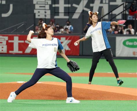 【日本ハム】狩野舞子＆潮田玲子が始球式に登場 2人ともノーバン投球「きつねダンス」も披露 プロ野球 日刊スポーツ