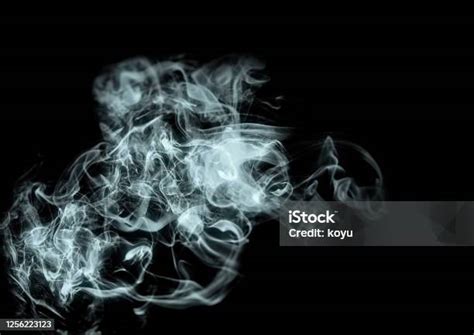 어둠 속에서 떠있는 추상연기의 3d 일러스트 빛에 대한 스톡 사진 및 기타 이미지 빛 사진 효과 연기 물리적 구조