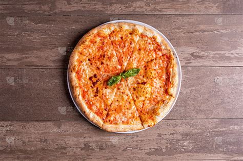 餐桌上美味的玛格丽塔披萨