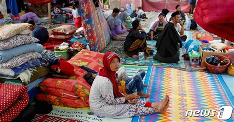 임시 텐트에서 쉬고 있는 인도네시아 지진 피해자들