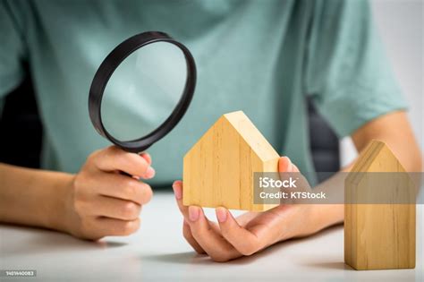 돋보기를 들고 목조 모형 주택을 바라보는 젊은 여성 부동산 자산 검사 개념 개발에 대한 스톡 사진 및 기타 이미지 개발