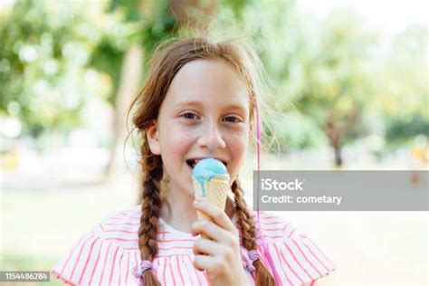 아이스크림을 가진 아름 다운 아이 아이에 대한 스톡 사진 및 기타 이미지 아이 아이스크림 인물 사진 Istock