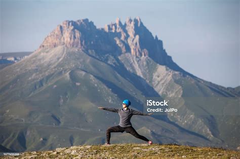 젊은 성인 여자는 아름다운 전망을 가진 일몰에 산에서 요가를 연습 35 39세에 대한 스톡 사진 및 기타 이미지 35 39세 건강한 생활방식 경외감 Istock