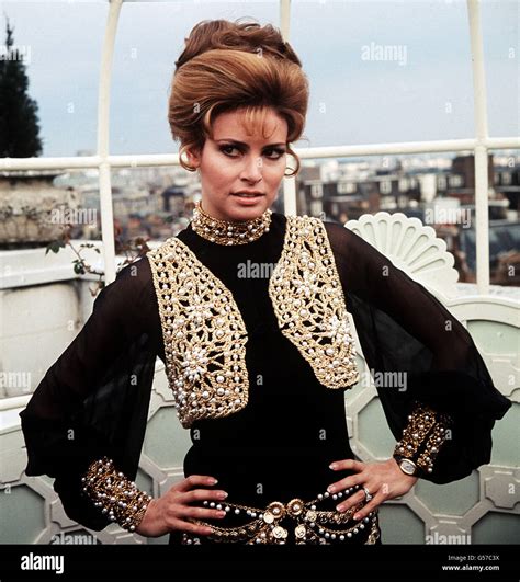 Raquel Welch High Resolution Stock Photography And Images Alamy