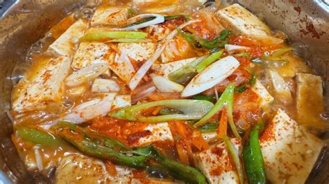 속이 확 풀리는 얼큰한 두부 버섯 전골 레시피