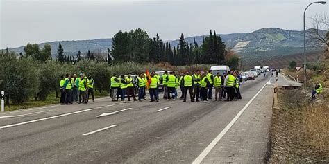 Agricultores De Baena Cortan Durante Varias Horas La Carretera N 432