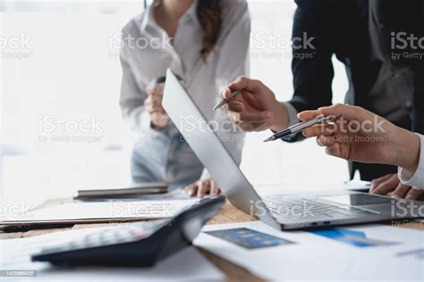 비즈니스 사람들은 사무실의 랩톱 컴퓨터에서 마케팅을 컨설팅하고 계획하고 분석합니다 경영자에 대한 스톡 사진 및 기타 이미지