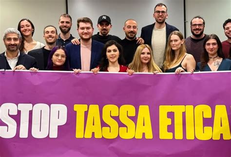 I Radicali Raccolgono Le Firme Con Valentina Nappi E Luiza Munteanu