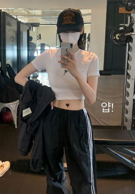167cm 52kg 강민경 부러질듯한 손목으로 또 헬스장 출동…선명한 복근 깜짝 텐아시아