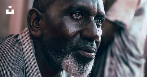 머리에 녹색 모자를 쓴 남자 사진 Unsplash의 무료 사람 이미지