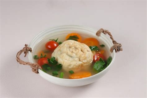 Sop Matahari 또는 Sop Manten은 다진 닭고기로 만든 인도네시아 솔로의 전통 수프입니다 프리미엄 사진