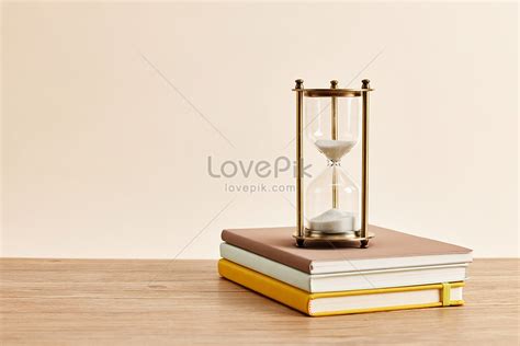 책과 모래시계 배경 사진 무료 다운로드 Lovepik